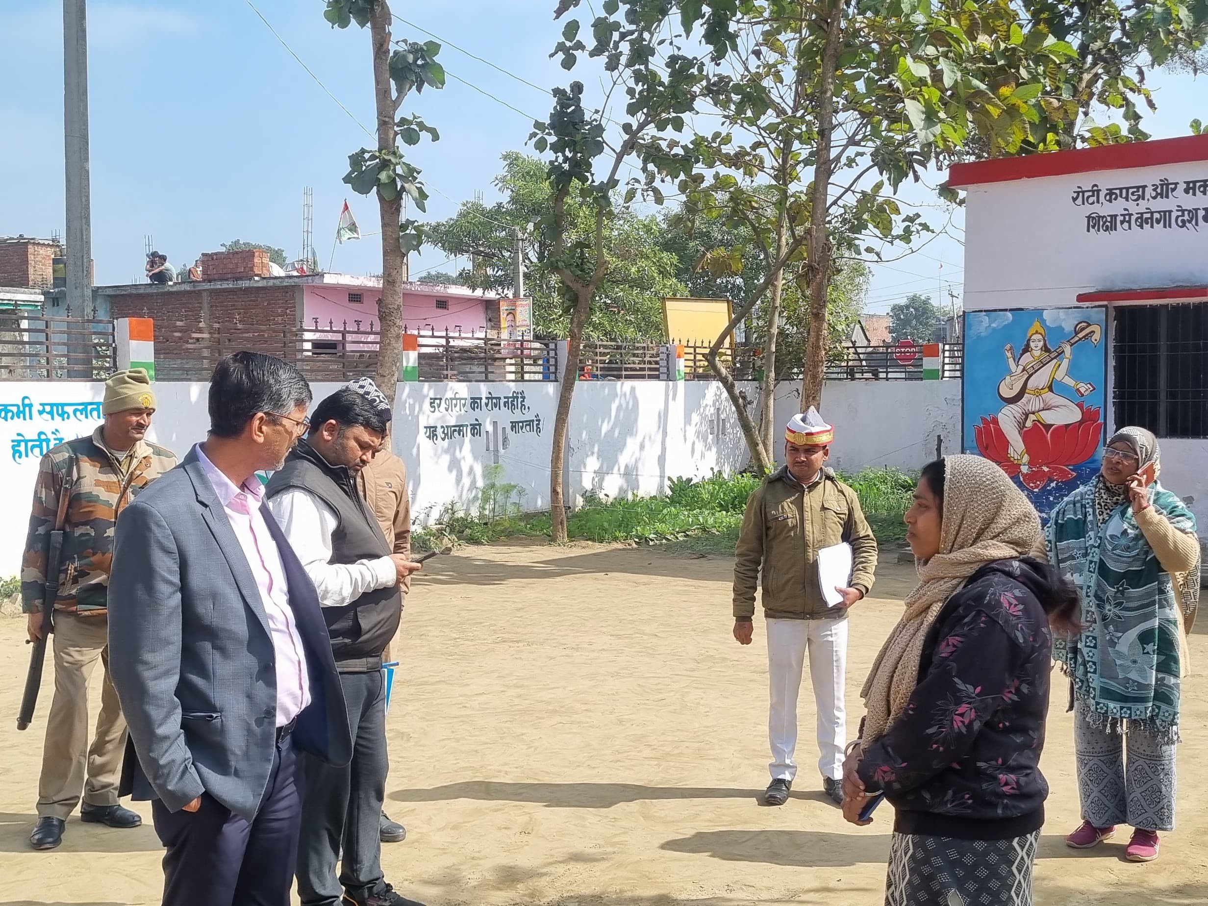 Shravasti DM Inspects Siswa School, Flags Smart Class Issues