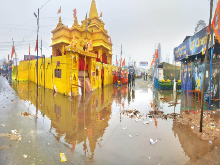 Water filled the fair, basement caved in in Thatipur, balcony of a ...