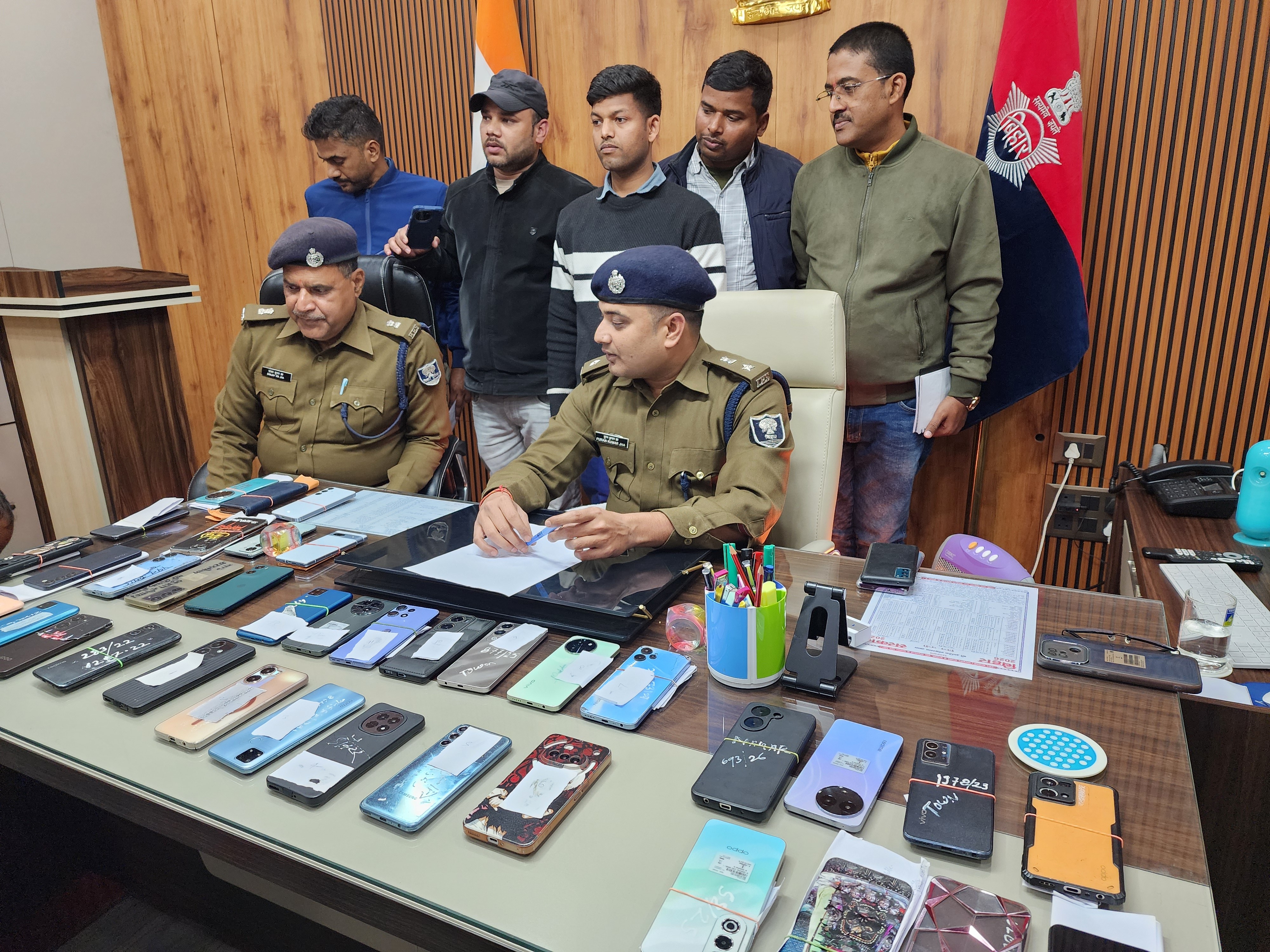 Siwan Police Recover 40 Stolen Mobiles Under Operation Muskan