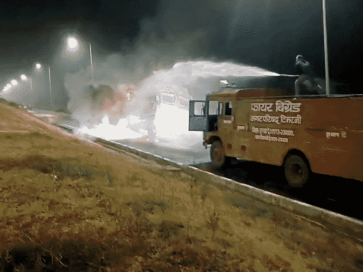 Harda Fire: Overloaded Truck Catches Fire Near Temagaon; Driver Escapes