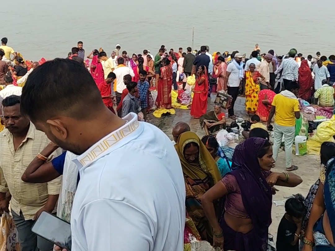 Ayodhya Shringi Rishi Ashram Purnima Snan & Dan Draws Crowds