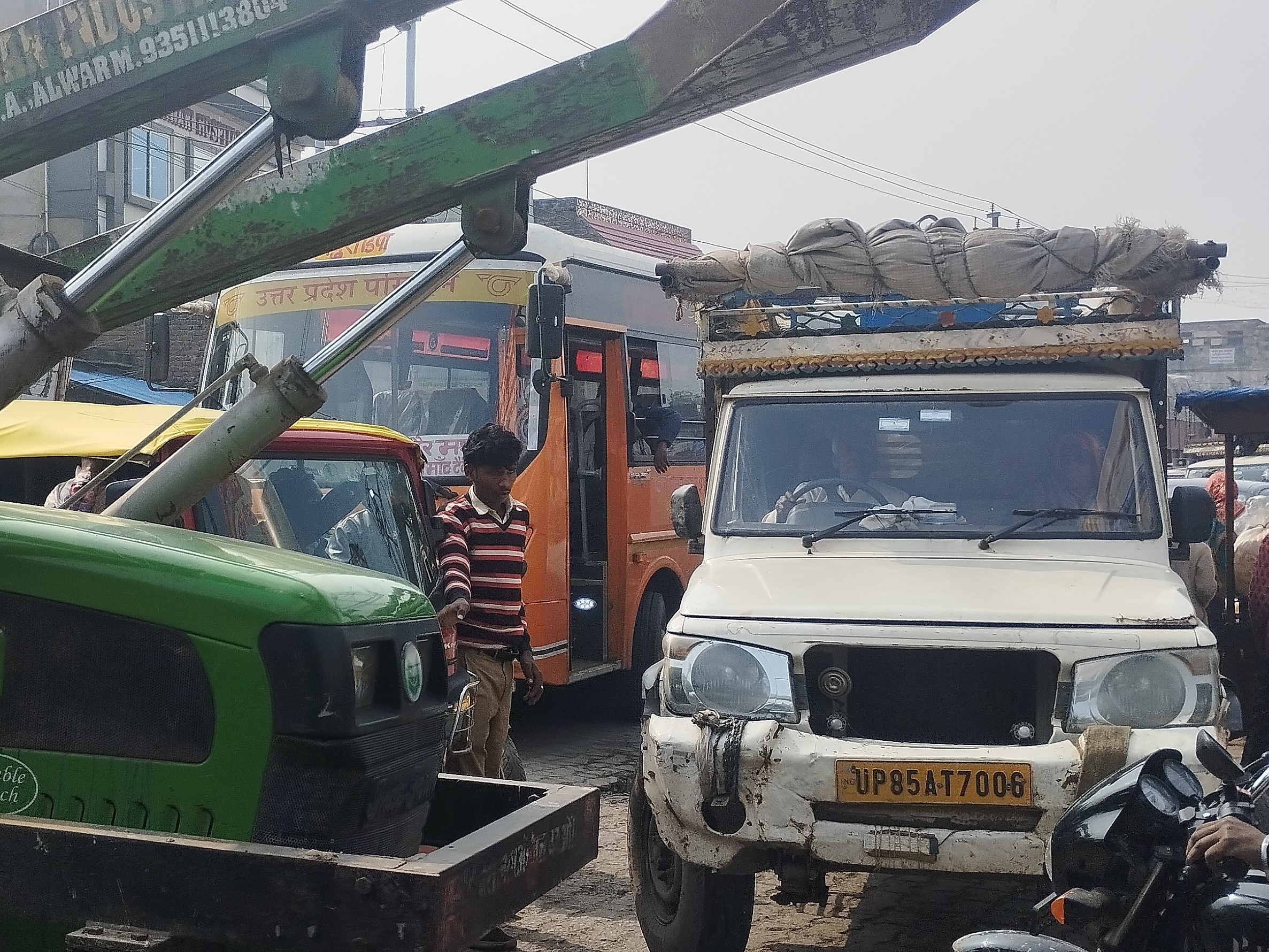 Mathura Traffic Chaos | Heavy Vehicles Block Raya Market; Underpass ...