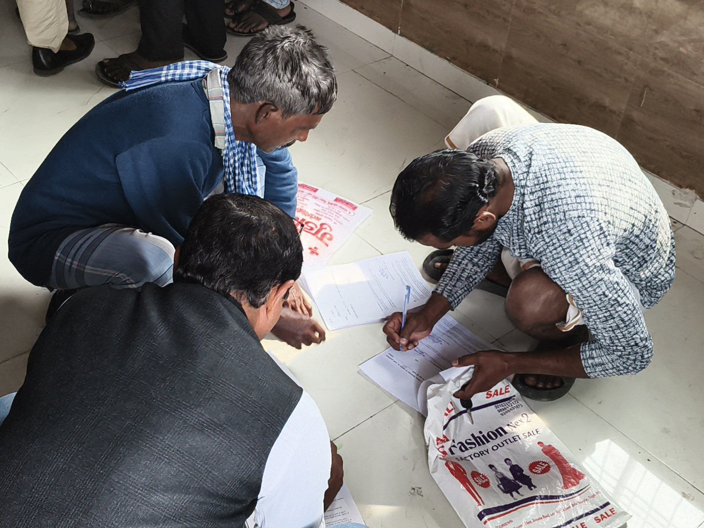 Gajipur SIR Notice Confusion | Diladarnagar Nagar Panchayat Crowd