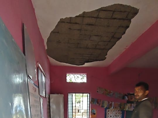 Latari School Plaster Fall | Teachers Teach Outside Due to Damage
