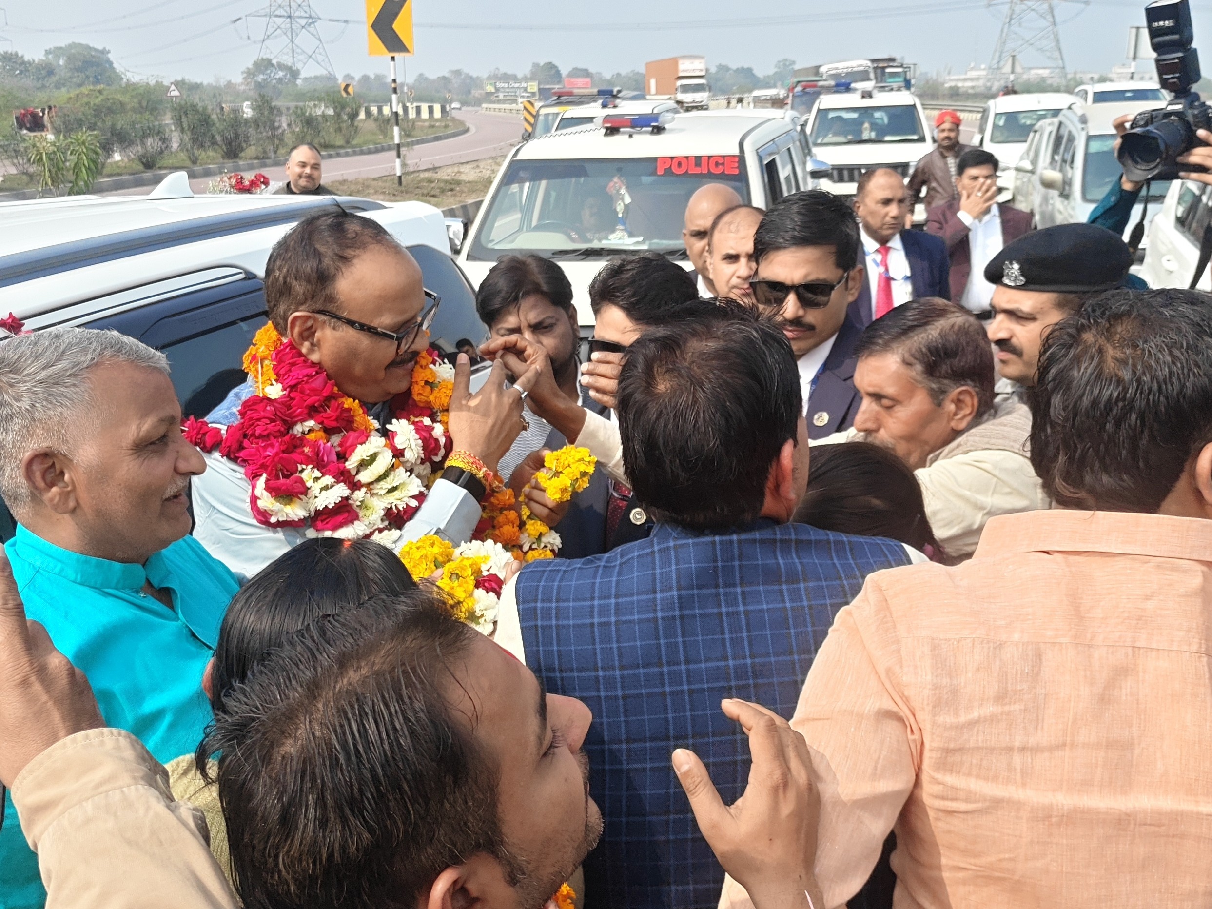 UP Deputy CM Brijesh Pathak Welcomed at Fatehpur Border