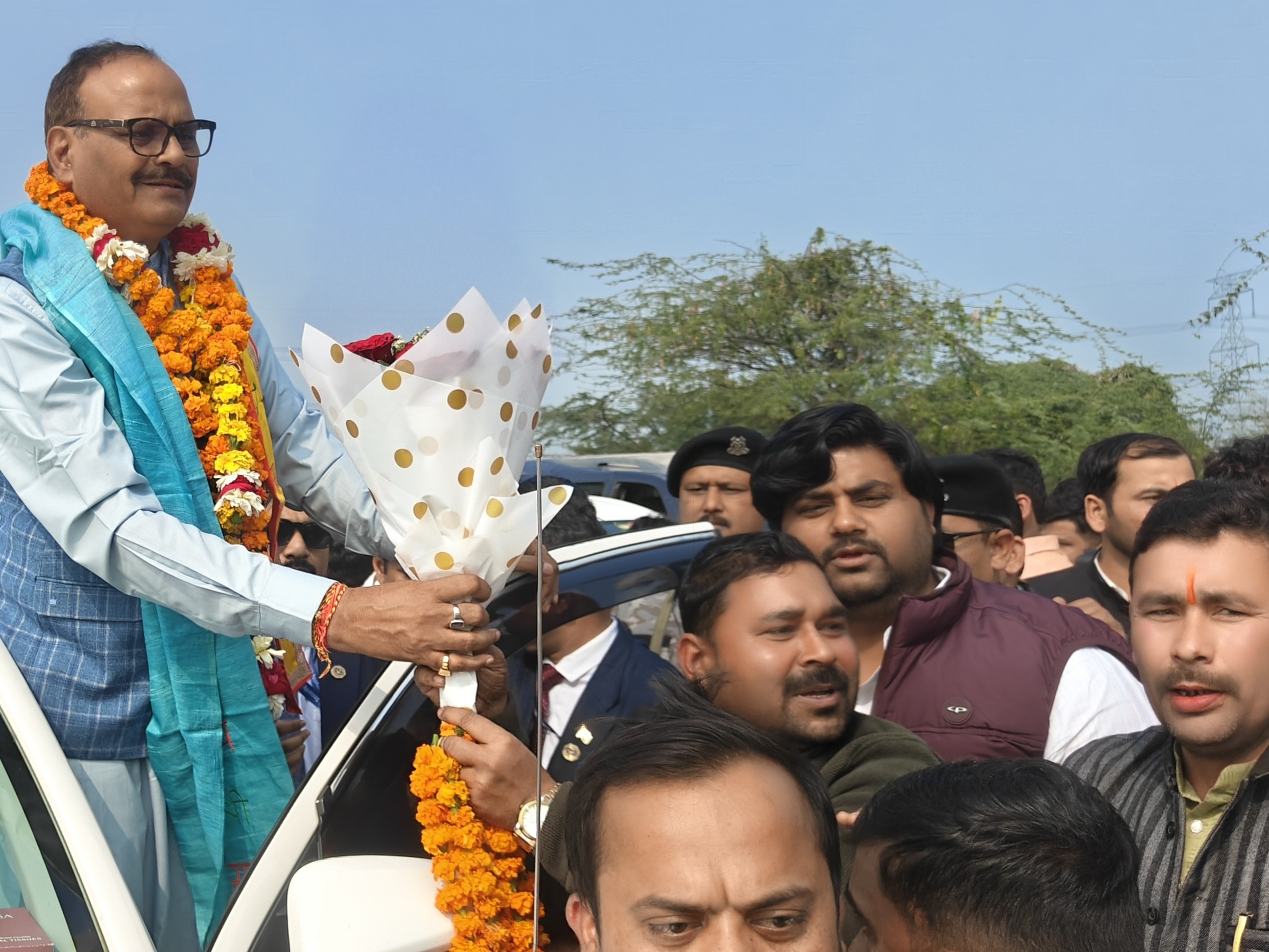 UP Deputy CM Brijesh Pathak Welcomed at Fatehpur Border