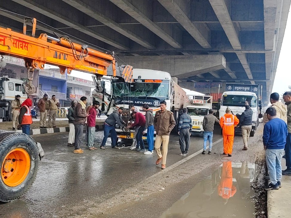 Lucknow-Kanpur Road Jam | Container Dumper Collision Disrupts Traffic