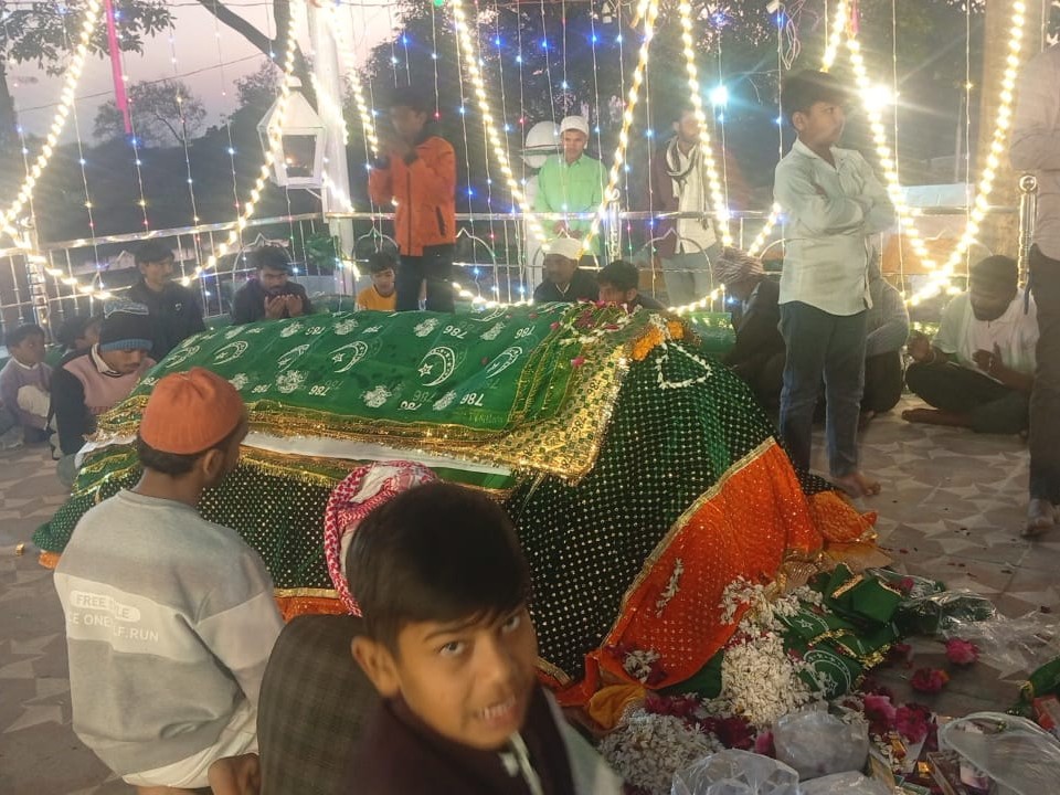 Shah Kalander Baba Mazaar Urs Mela: Nightlong Fair & Chadarpashi ...