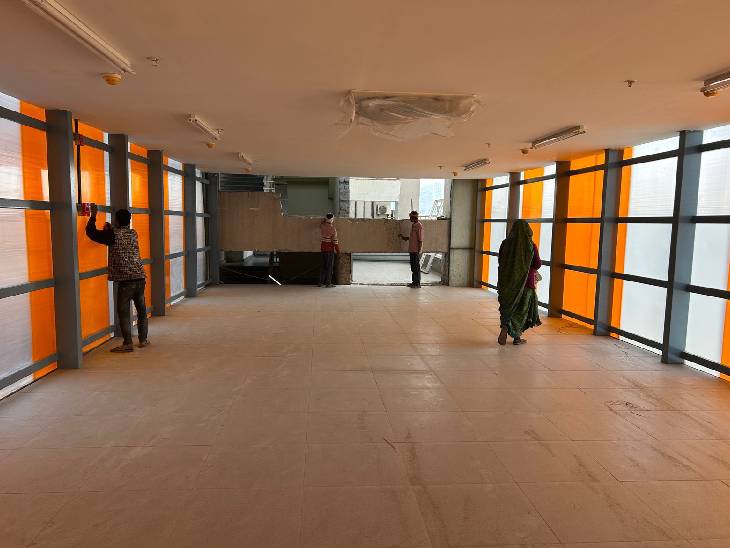 Noida Metro Skywalk Connect | Mall Interchange Blue & Aqua Lines