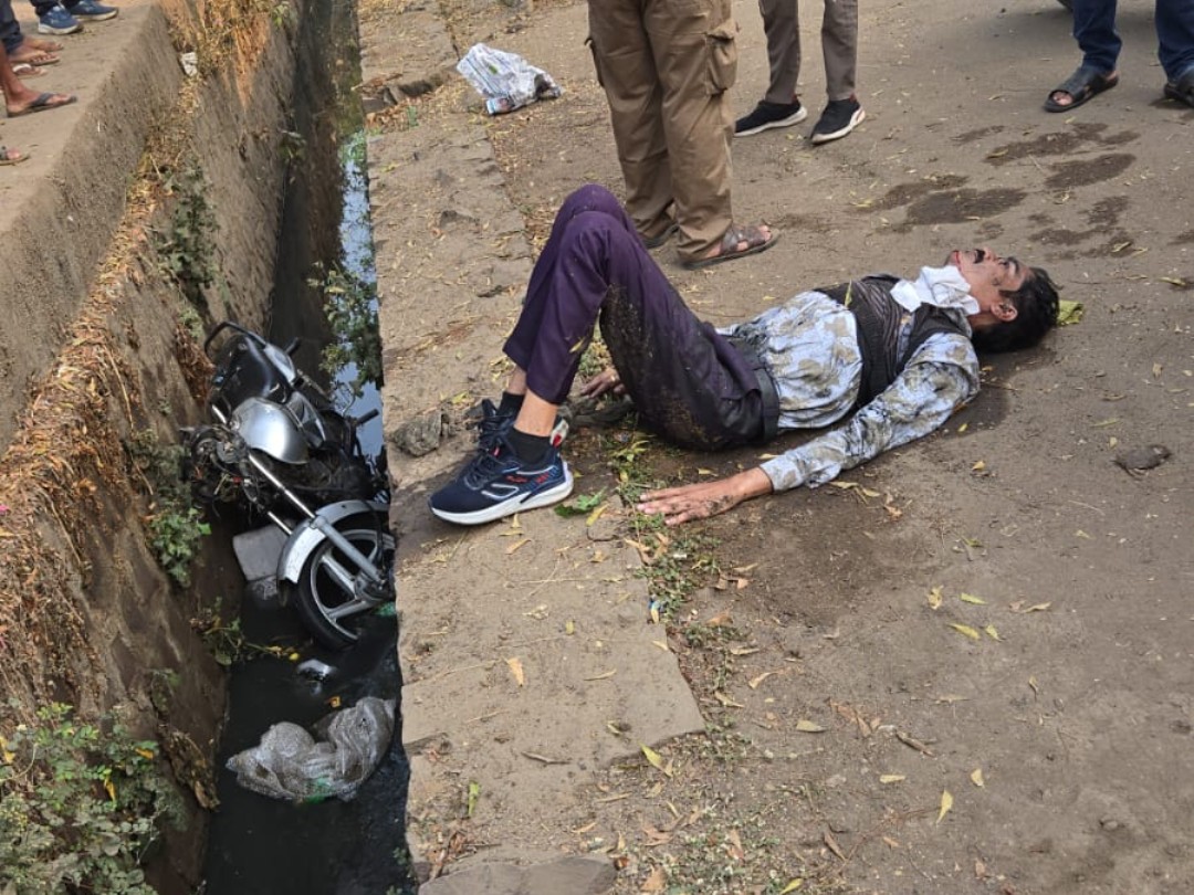 Itarsi Open Nalah Accident: Gopal Soni Injured After Bike Fall