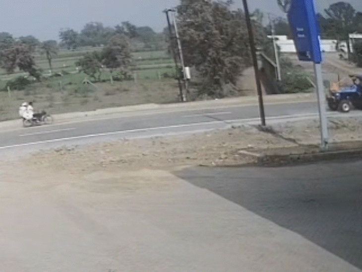 Mahidpur Car Tractor Crash: Tractor Splits in Two Pieces | Live Video