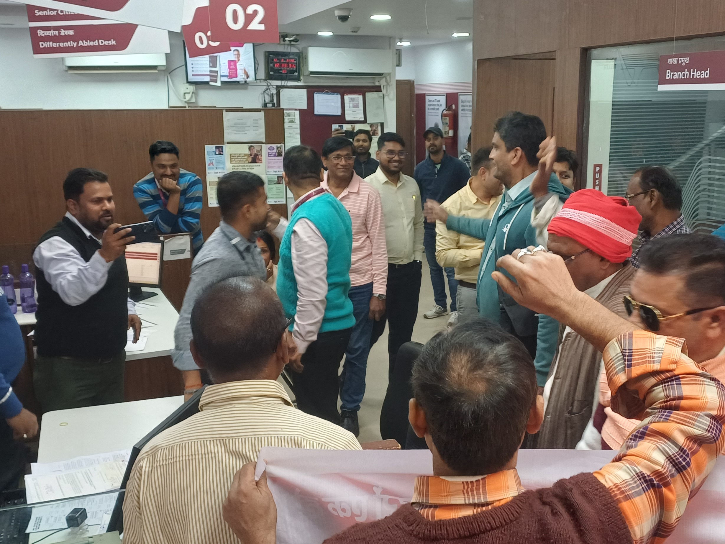 Munger Bharat Band: Banks Briefly Shut | Farmers Protest Policies