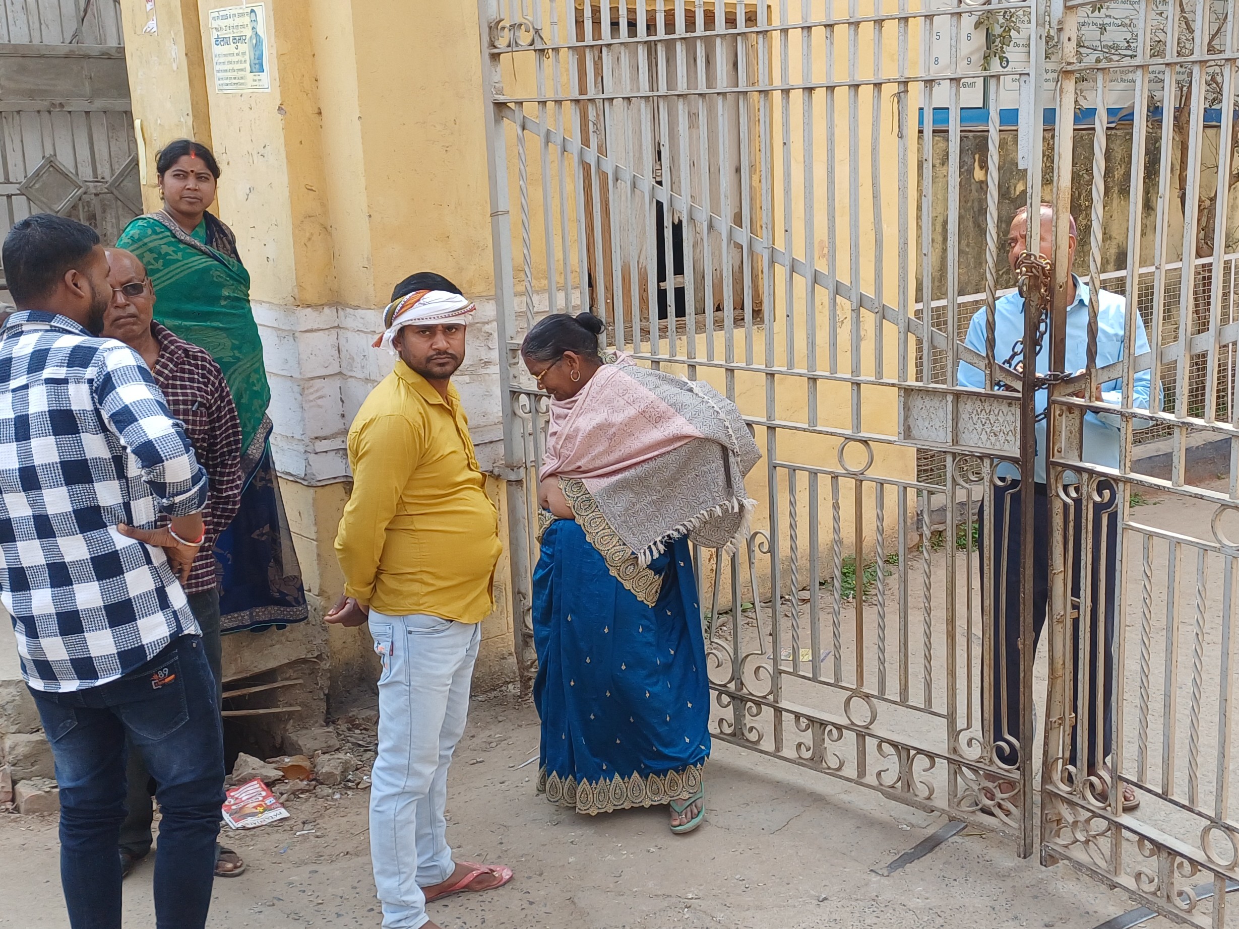 Munger Bharat Band: Banks Briefly Shut | Farmers Protest Policies