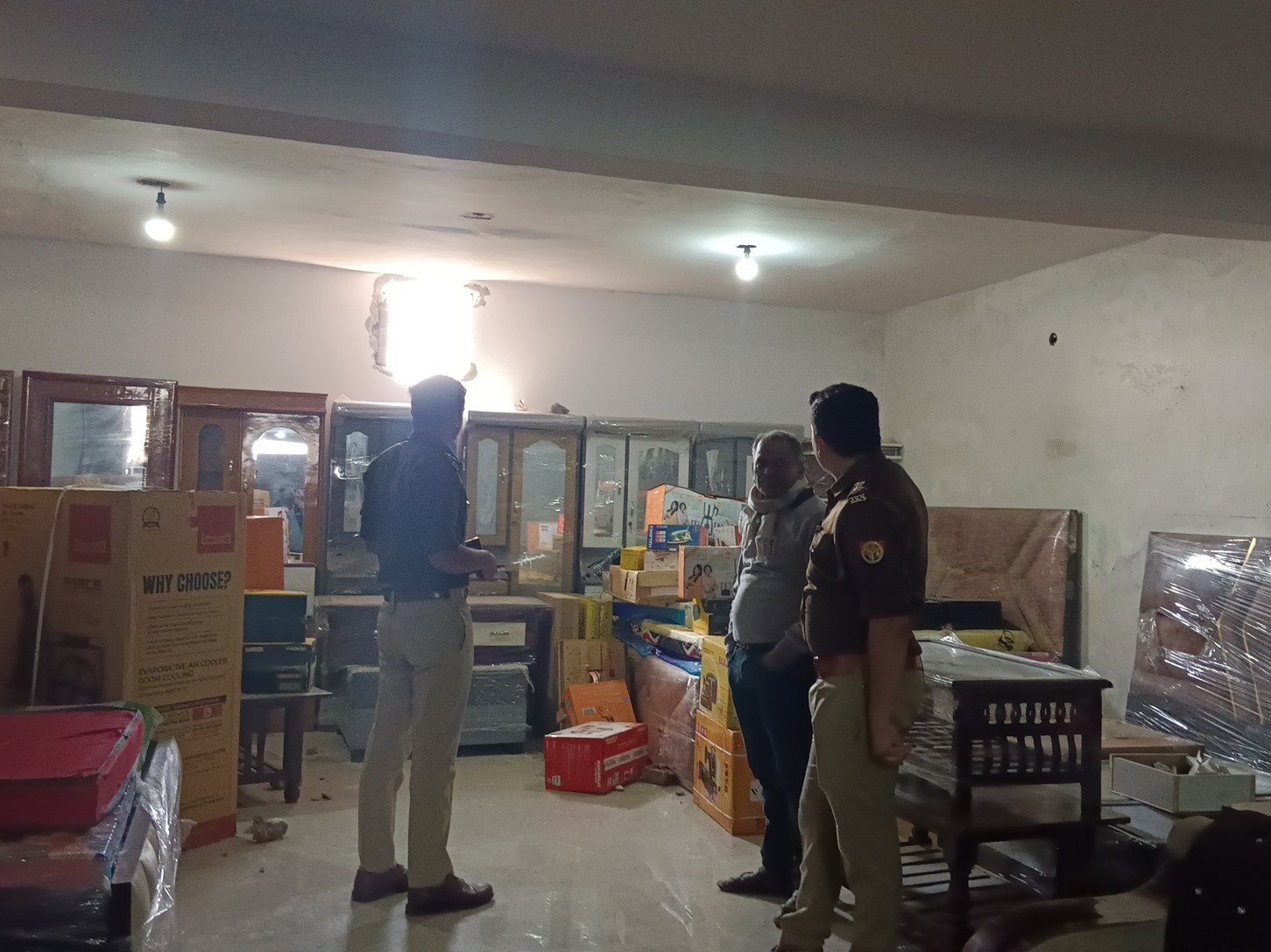 Hapur Shop Theft | Police Recover Lakhs Worth Goods, Thieves Hunt