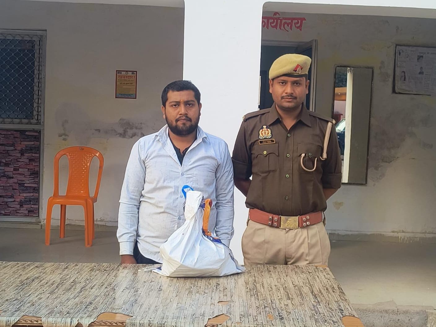 Banda Se 22 Quarter Desi Sharab Baramad; Atarra Case Darj