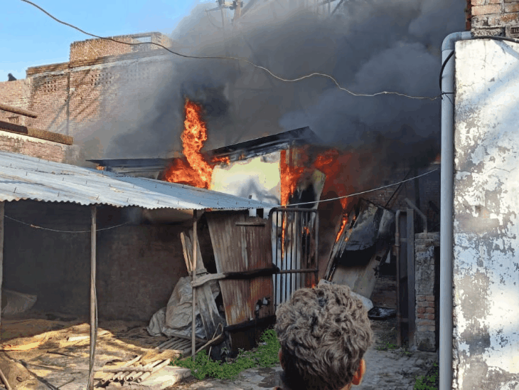 Bhoagaon Mobile Tower Fire | Lakhs Goods Razzed, Police Control Crowd