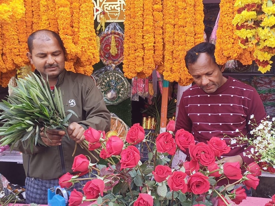 Hata Sees Bumper Flower Sales | Valentines Day, Matru Pitru Diwas Shopping