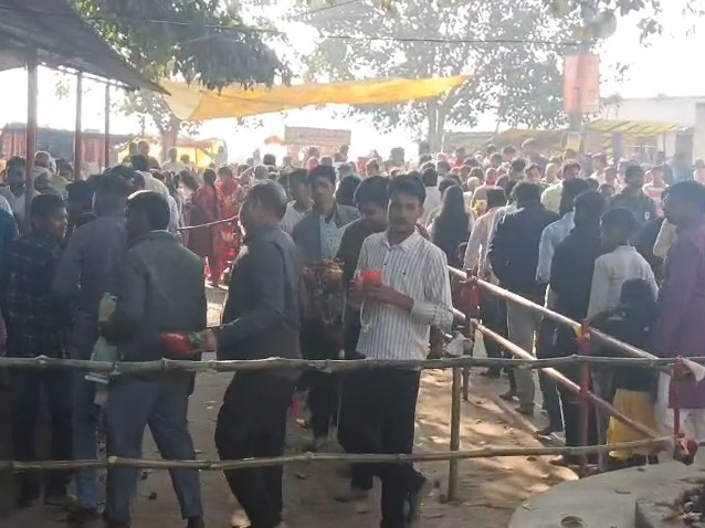Kundora Mahadev Temple Sees Huge Crowd on Mahashivratri | Prayagraj