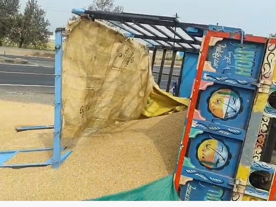 Dhamnod Tractor Trolley Overloading Accident | Wheat Spill on Road