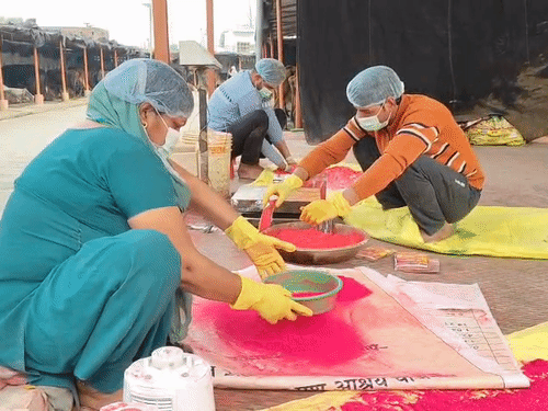 Saranpur Cow Shelter Makes Gobar Gulal for Holi | CM Yogi