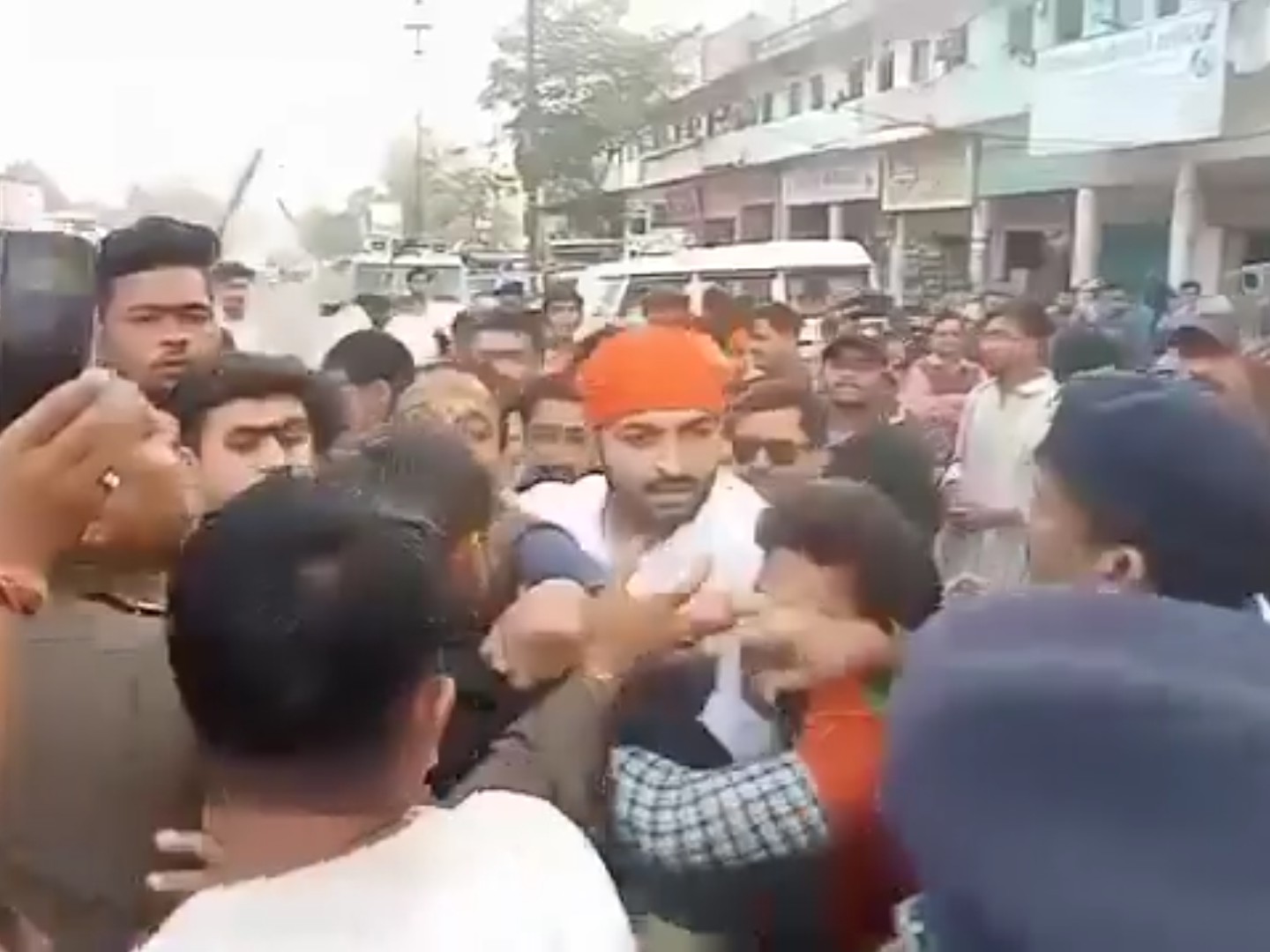 Chhatarpur BJP Leader Grabs Policemans Collar | Video Controversy