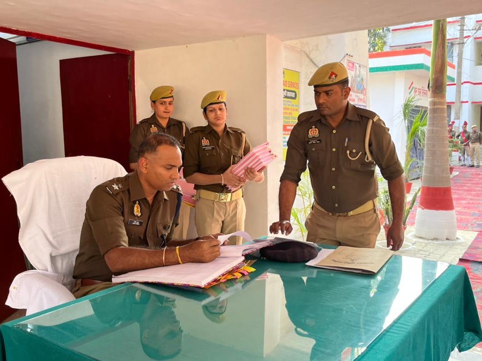 Devariya SP Inspects Bhatpar Rani Station | Crime Control Directives