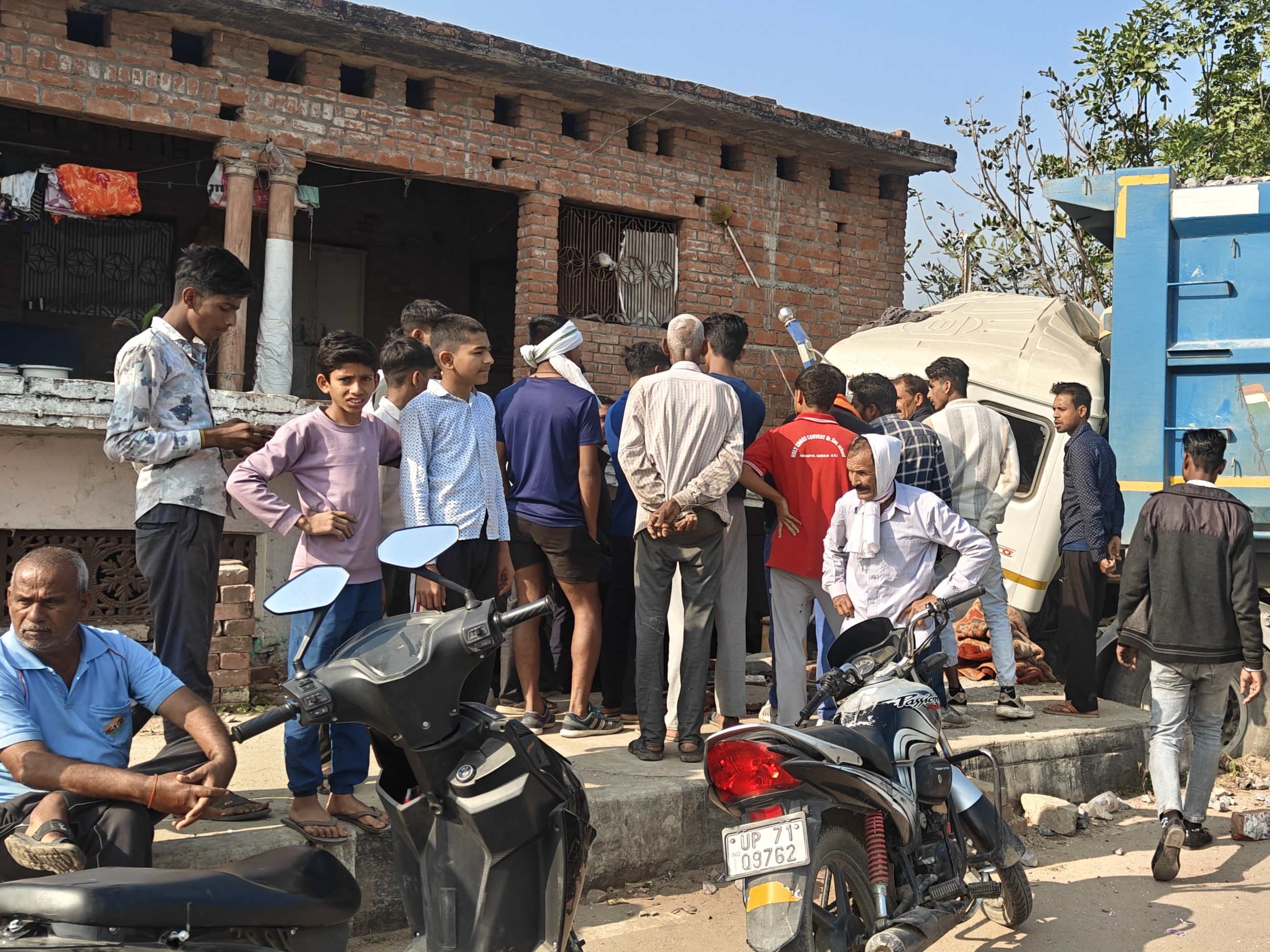 Fatehpur Accident: Truck Hits House, Driver Dies | Uncontrolled Truck ...