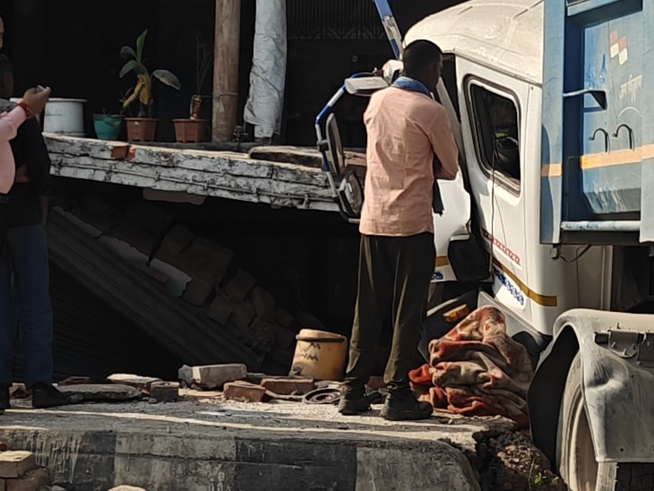 Fatehpur Accident: Truck Hits House, Driver Dies | Uncontrolled Truck ...