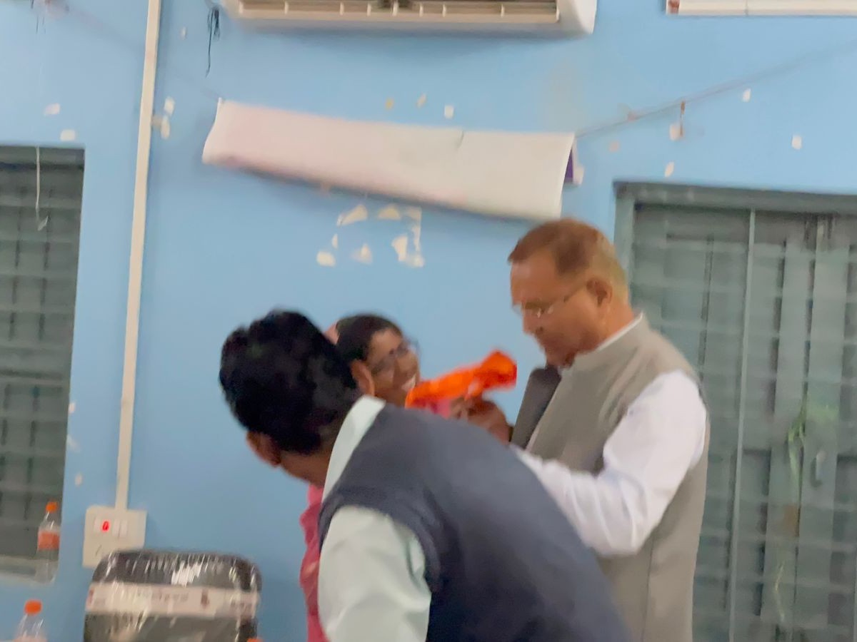 Rampur Nainkin Janpad Adhyaksh Protests CEO With BJP Scarf