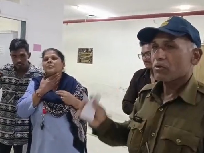 Dewas Chamunda Temple Bee Attack | 7 Injured