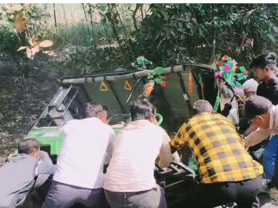 Bagha Rajapur Accident | Salone E-Rickshaw Overturns, Injured Get Treatment