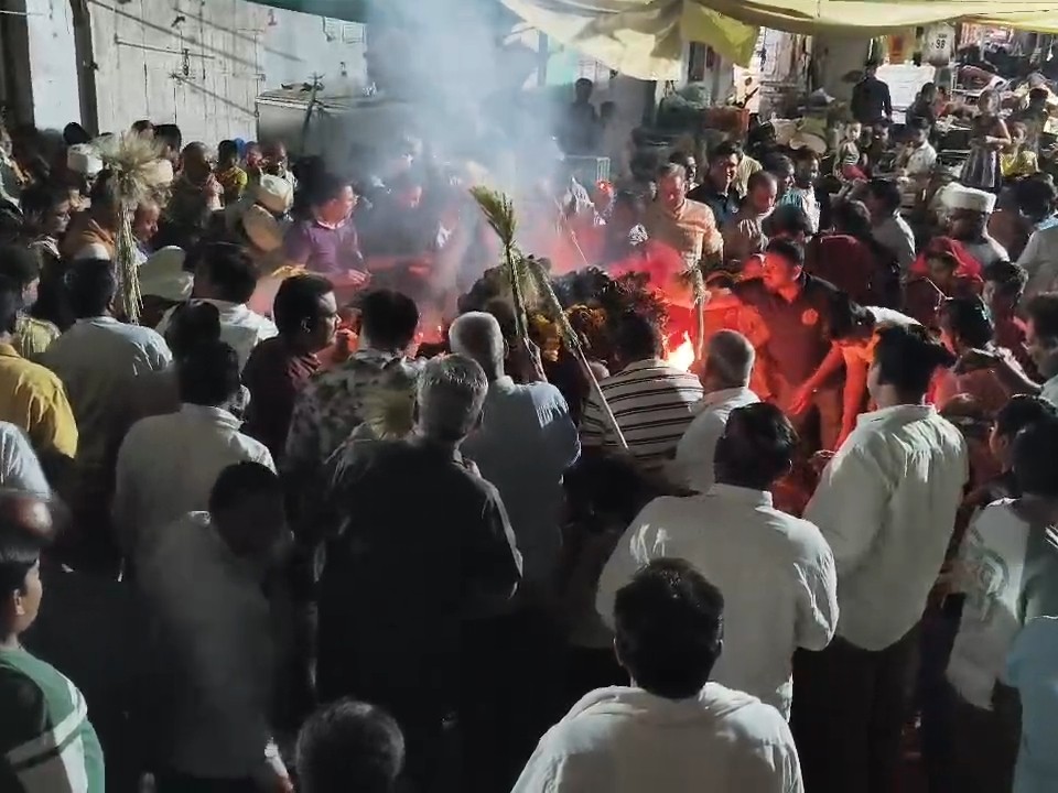 Badwah Holi March 4 | Chandra Grahan Impact; Gobar Upal Celebration