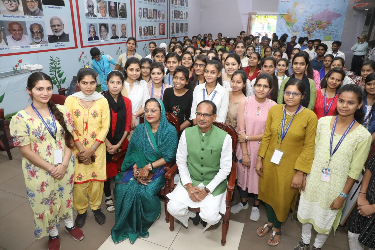 Shivraj Chouhan Welfare Pledges & Pratibha Samman | Mama Coaching Launch