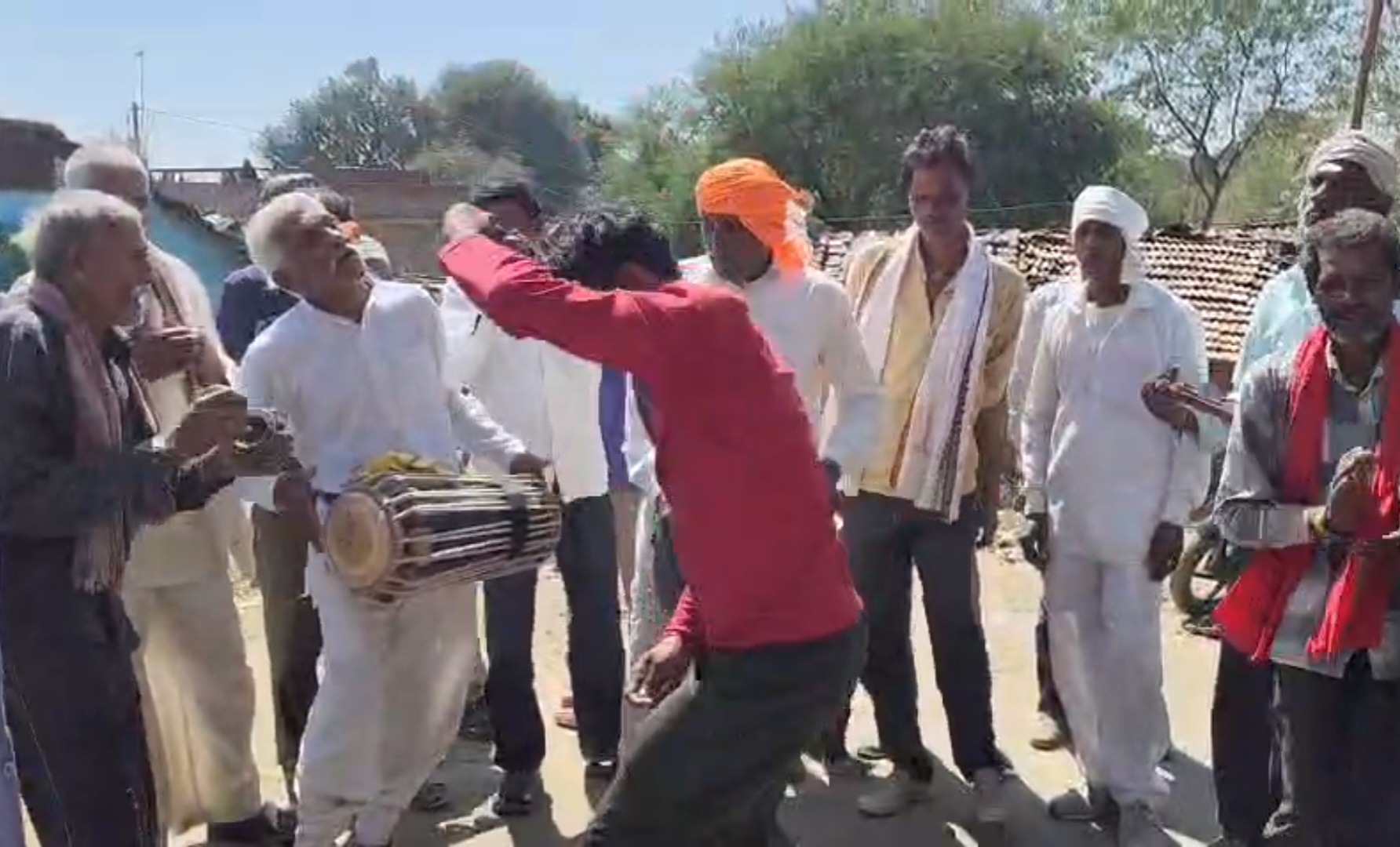 Sagarmadhya Pradesh MLA Shailendra Jain Dances on Chhaiya Chhaiya with Wife