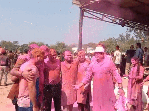 Meerut Police Line Kapde Phaad Holi | SSP, SP Dance Galore
