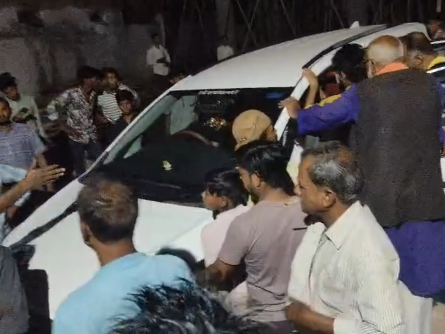 Sahli Mahant Car Kanch Tod, Sevadar Peeta: Murti Vivad