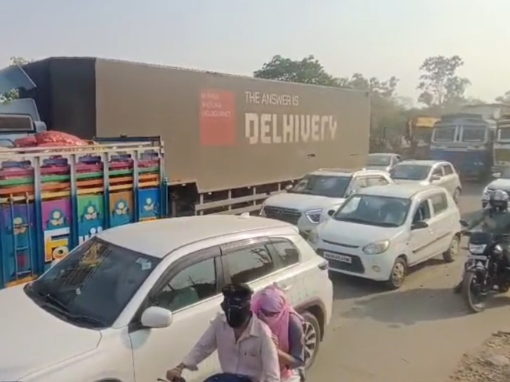 Dewas Traffic Jam | Cement Truck Breakdown Halts AB Road
