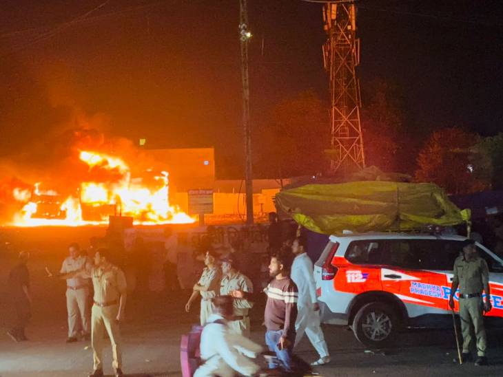 Palda Bus Parking Fire | Private Buses Catch Flames; Police-Fire ...