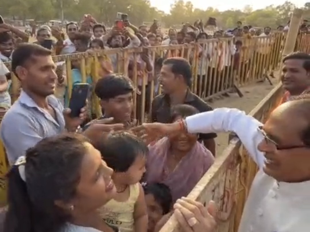Shok Samvedna Betul Visit: Shivraj Singh Chauhan Meets Family, Crowd ...