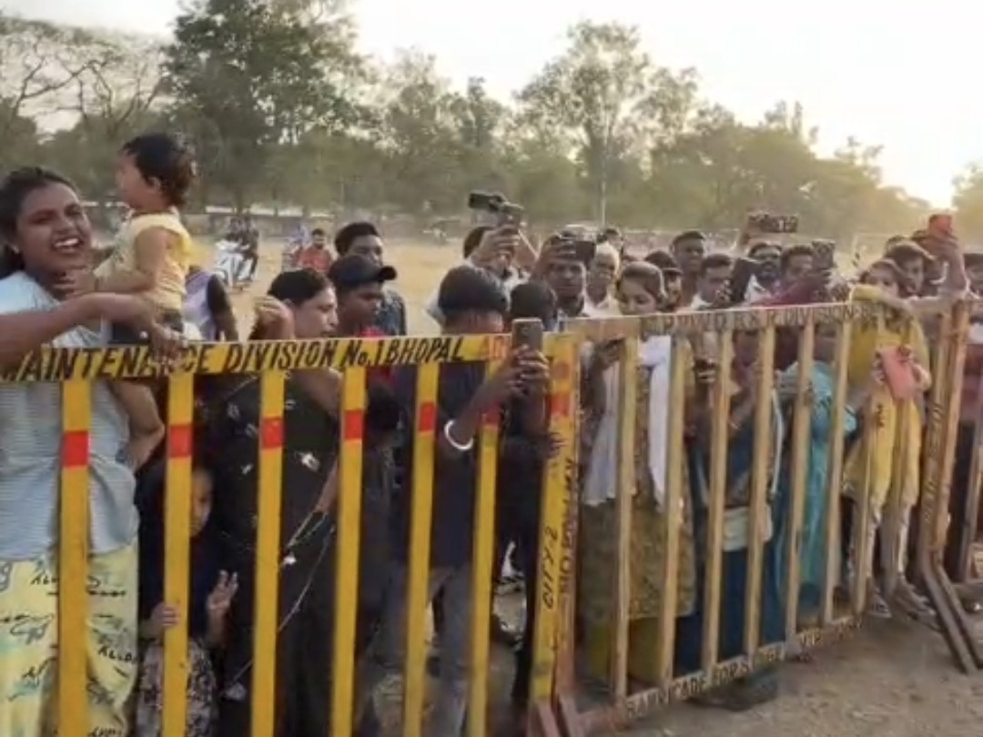 Shok Samvedna Betul Visit: Shivraj Singh Chauhan Meets Family, Crowd ...