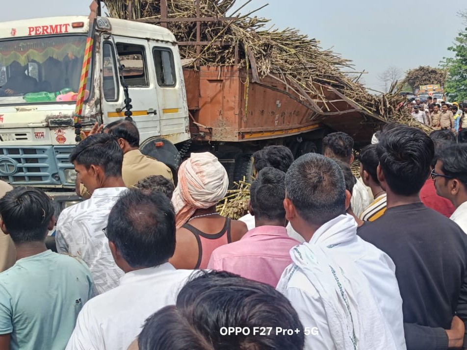 Dhaurhara Accident | Overload Truck Tyre Burst, Woman Dies; 3 Injured