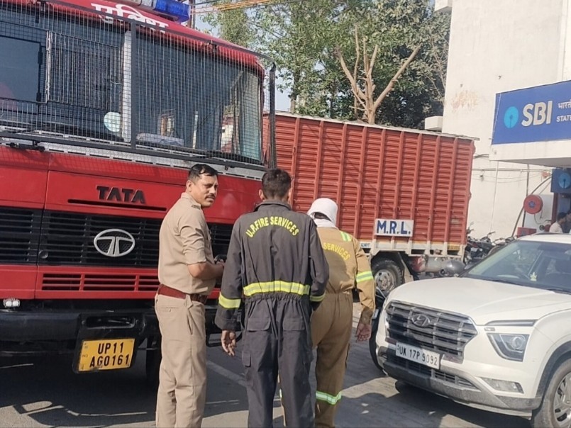 Saranpur SBI Bank AC Blast Fire Panic | Customers Staff Terrified