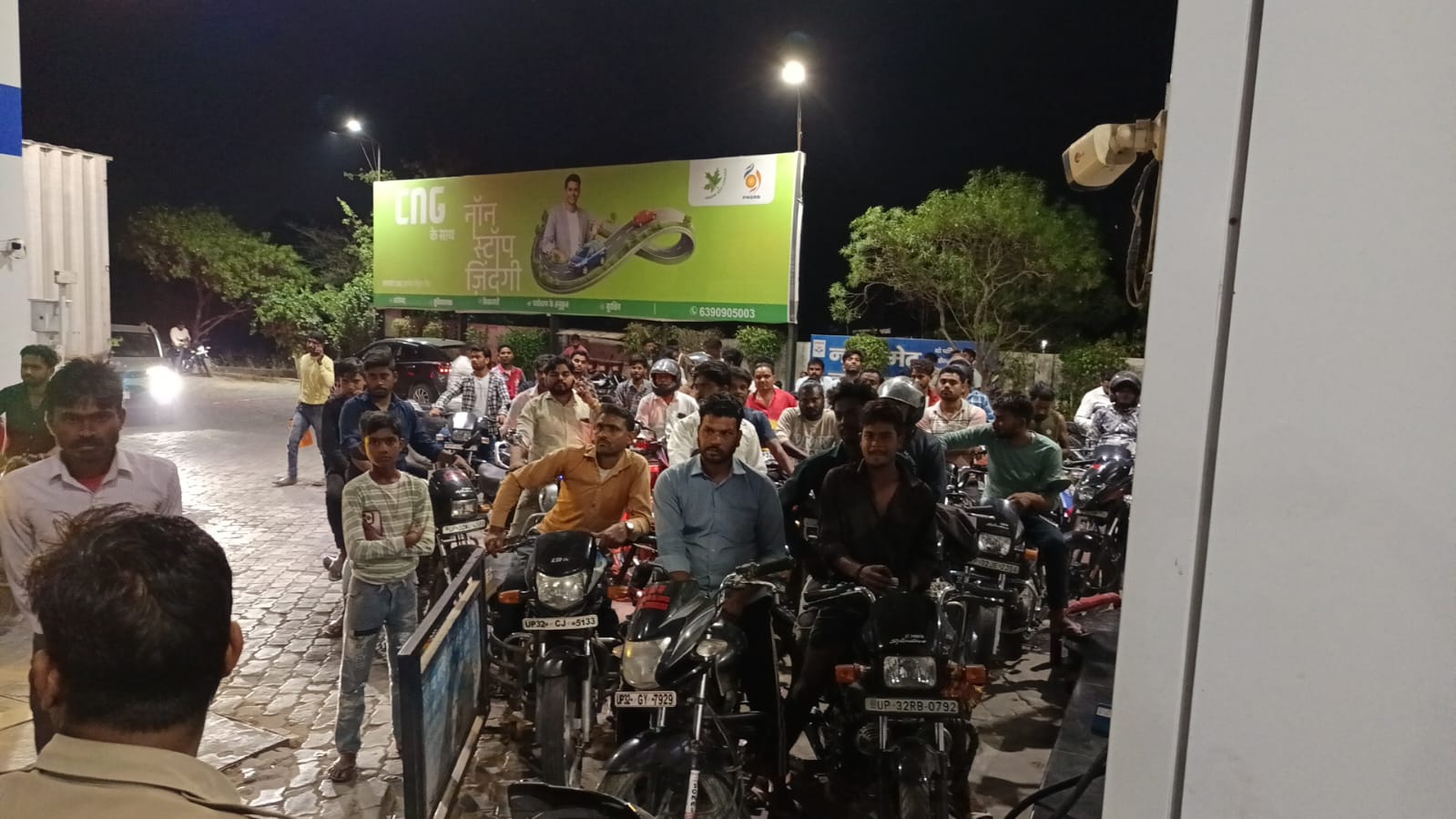 Lucknow Petrol Panic: Pumps Crowded Amid Shortage Fears & Price Hike Rumors