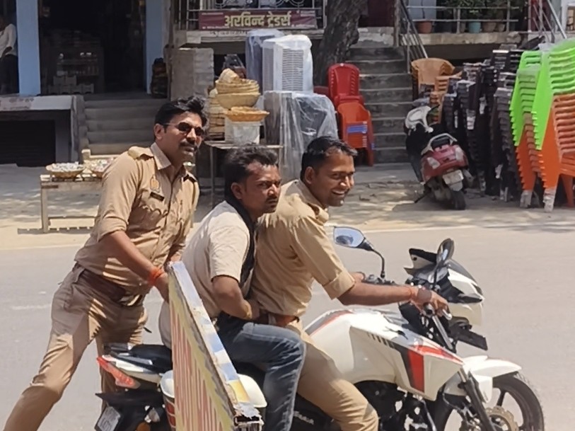 Sirathu Mobile Thief Caught | Shopkeepers Chase Down Accused; Police ...