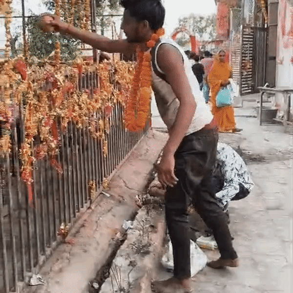Basti Mans 9km Dandvat Yatra For Wife Mukti Mannat Fulfilled