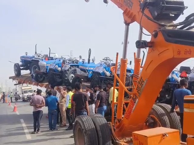 Mathura Trailer Accident | Tractors Uncontrolled, Stuck in Railings