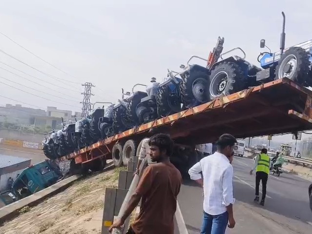 Mathura Trailer Accident | Tractors Uncontrolled, Stuck in Railings
