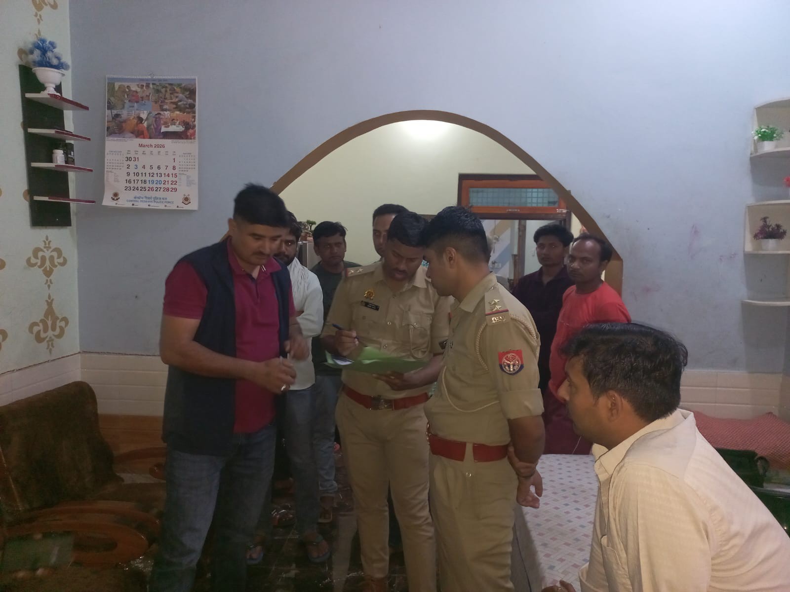 Iglas Lakhon Ki Chori | Band Makan Se Cash, Jewar Chori; Police Report ...