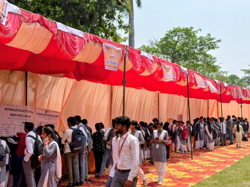 Gonda Employment Fair: 572 Candidates Get Offer Letters | UP Rozgar Mission