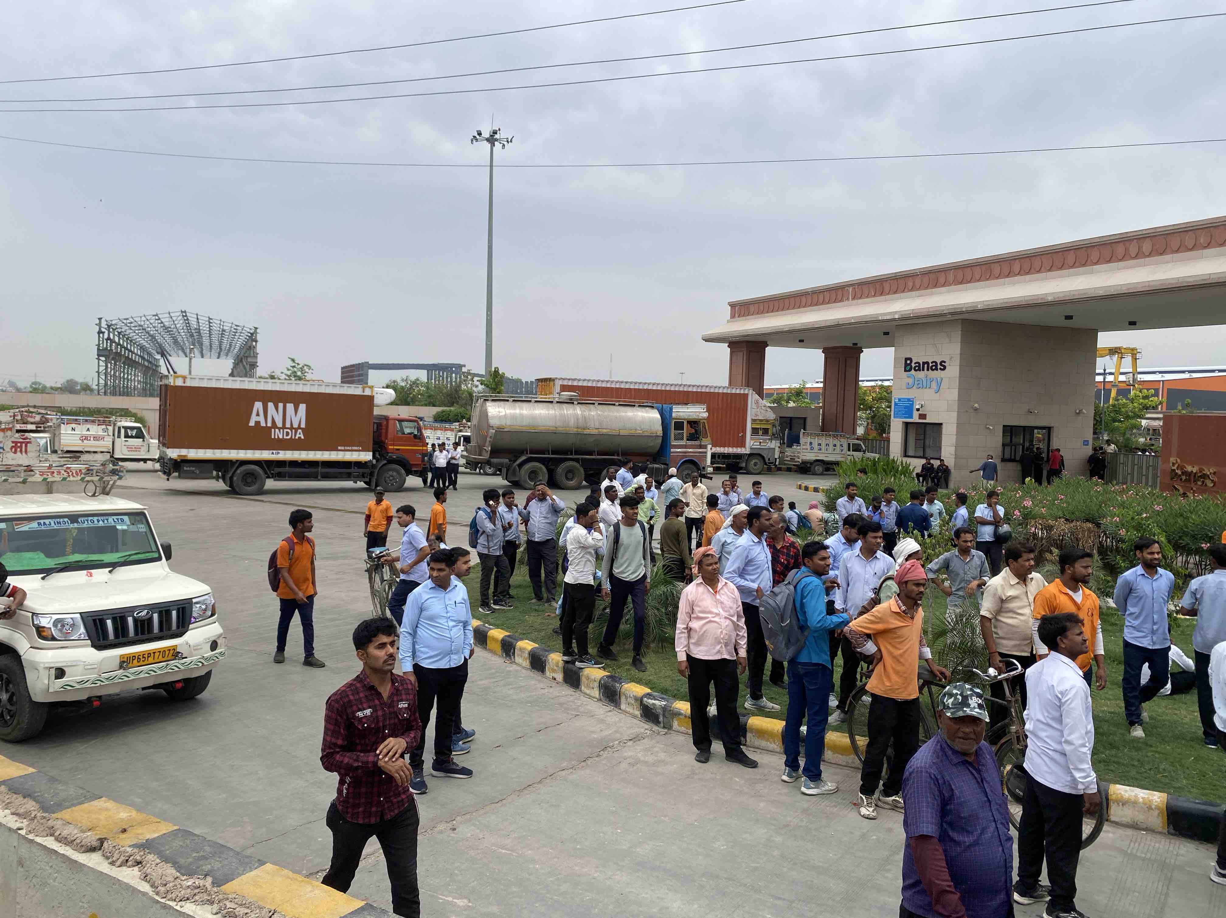 Phoolpur Amul Plant Workers Chakka Jam Protest | ADCP Takes Charge